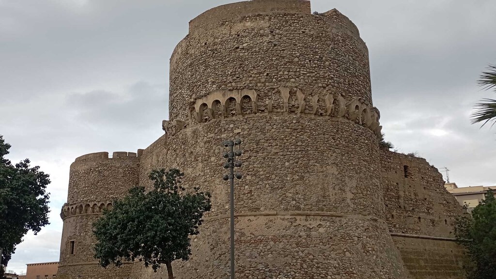 ReggioTV - "Quattro foto" alla scoperta del Castello Aragonese di ...