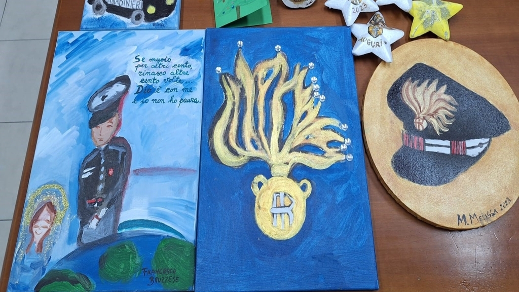 ReggioTV - Melicucco. Albero di Natale in caserma e lavoretti per i Carabinieri