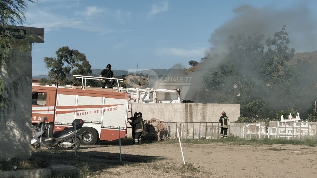 ReggioTV - Catona: incendio allo stabilimento Nuez Pool & Party
