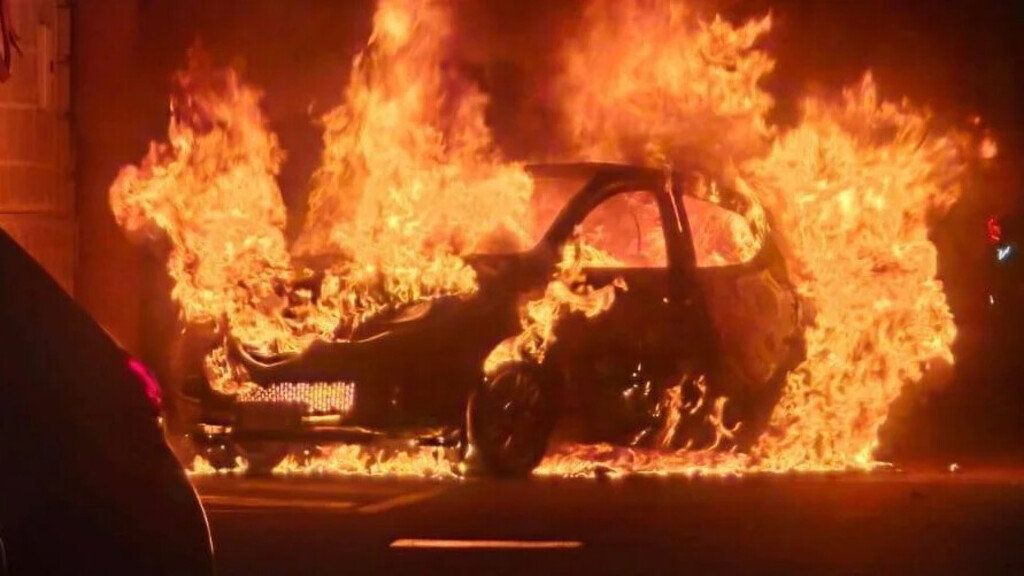 ReggioTV - Cinquefrondi, in fiamme l'auto del noto Avv. Giuseppe Bellocco