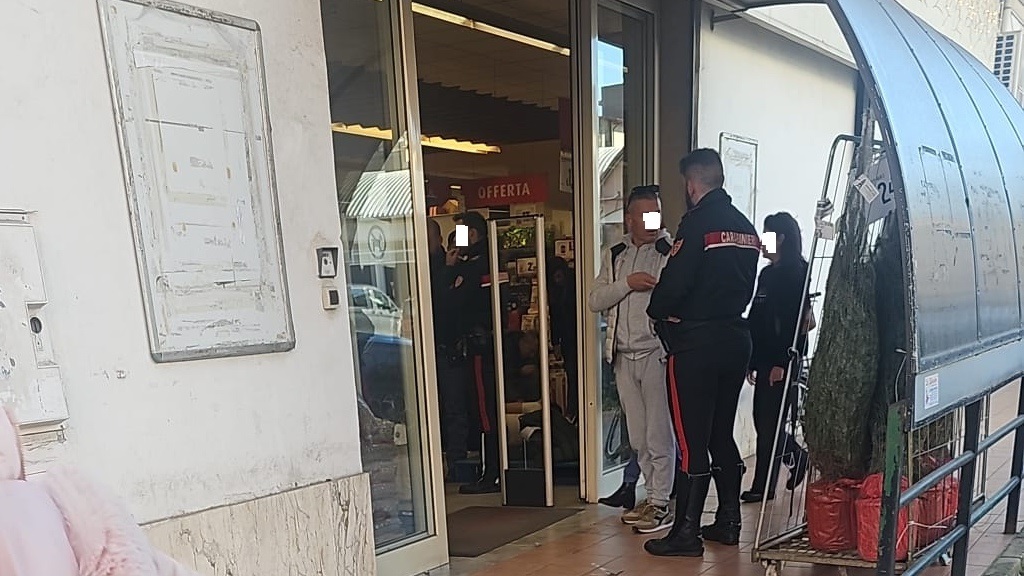 ReggioTV - “Dieci contro uno”: terrore davanti al Conad di Gallico ...